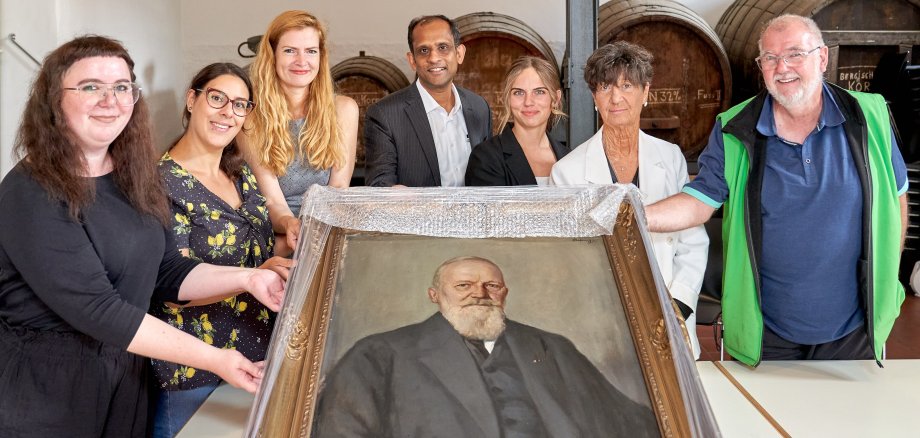 Die Firmenchronik und das Porträt des Firmengründers Julius Montz ...